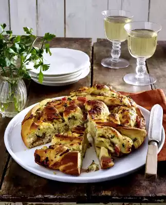 Bread Wheel With Cheese, Garlic, Ham And Onions Recipe